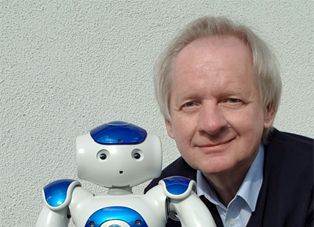 Ulrich-Eberl-mit-aktuellem-Buch-und-Roboter-Nao - KulturVision e.V.
